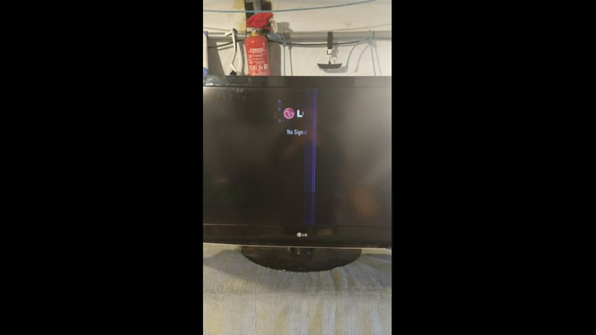 LG 42LH3000 - prawa połowa ekranu - losowy mix pionowych pasków i obrazu