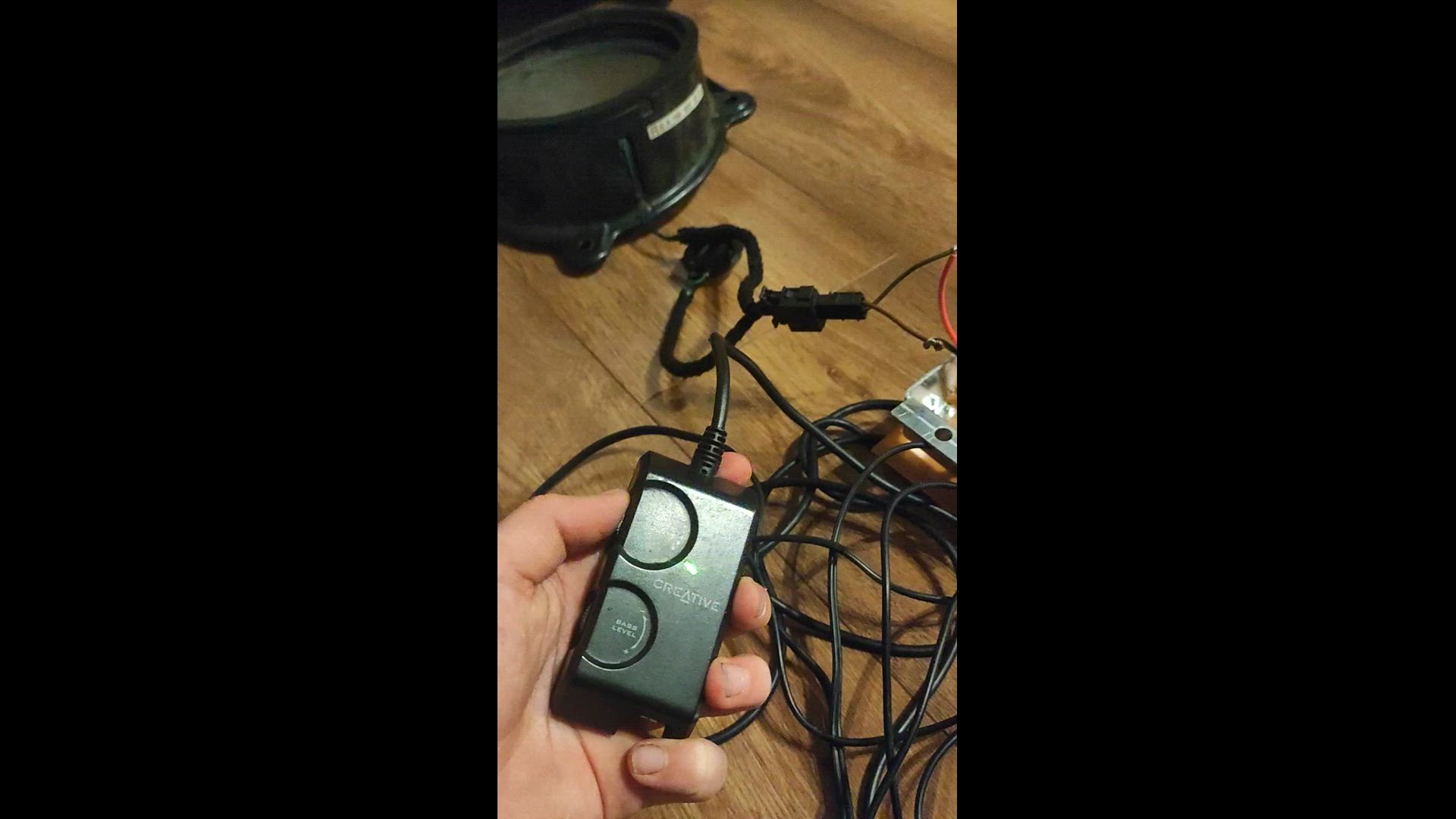 Dlaczego głośnik piszczy w zestawie Creative Inspire T3000? Jak naprawić?