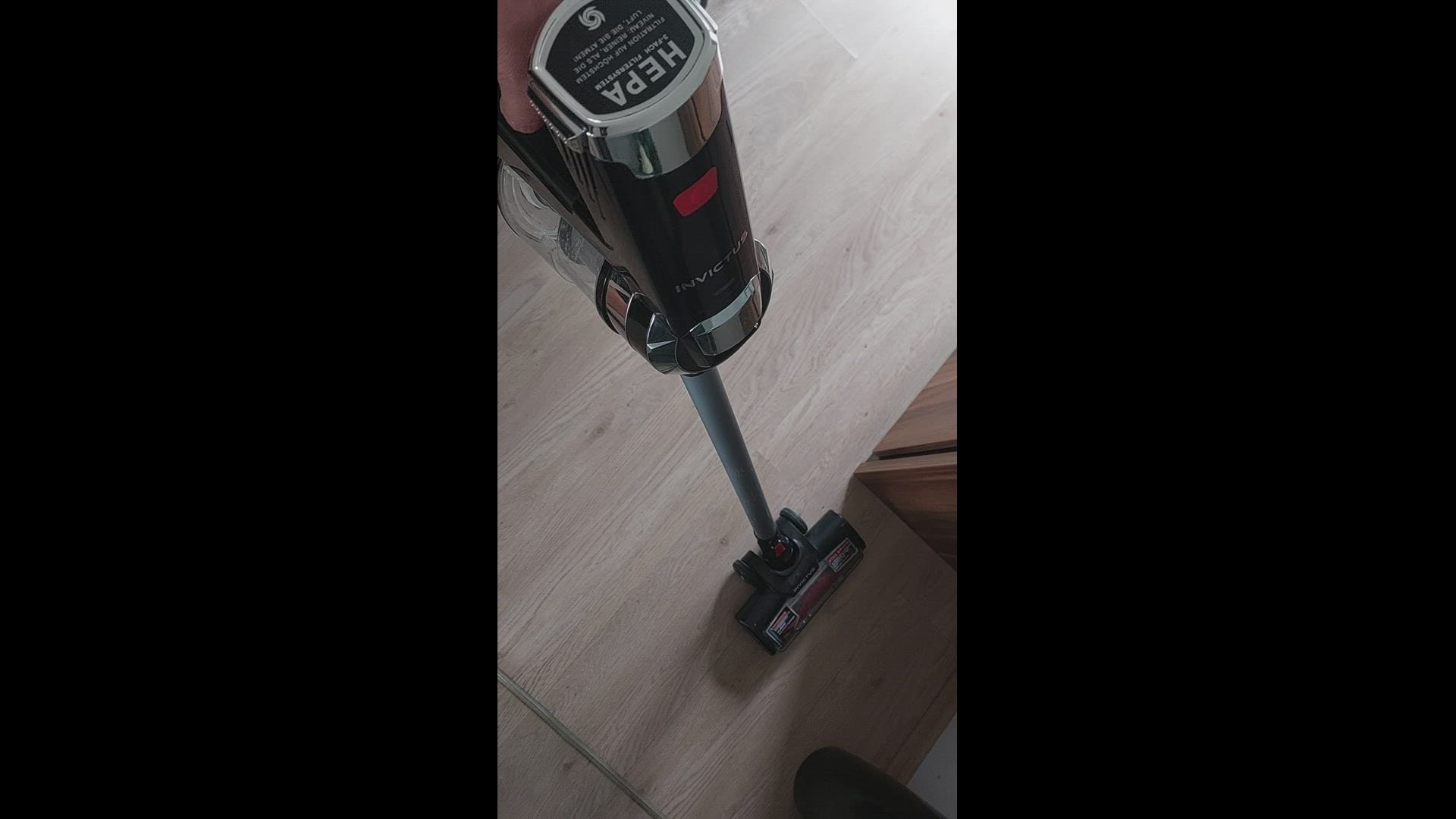 Odkurzacz akumulatorowy Genius Invictus X9 - wyłącza się