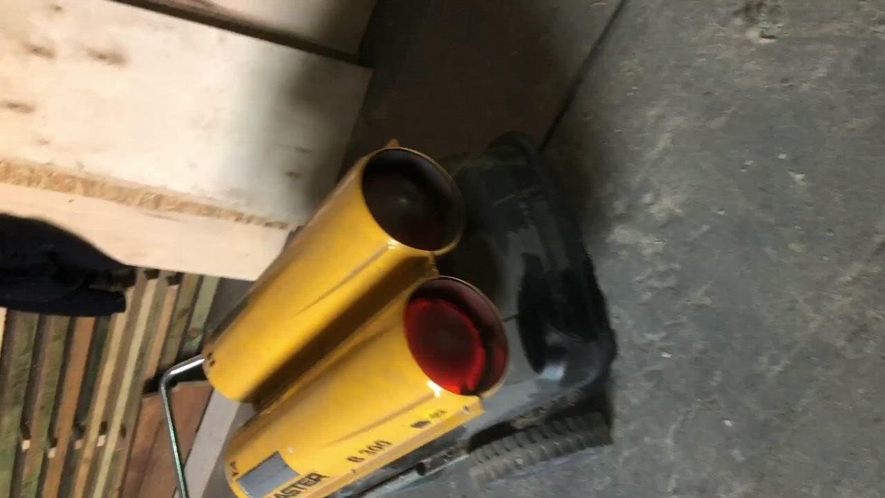 Nagrzewnica Master B 300 zaczyna dymić , wyłącza się