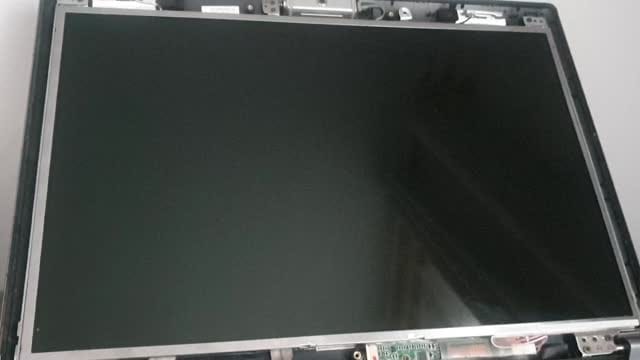 Asus F5SL - Czy efekt na filmie wskazuje na uszkodzenie taśmy czy matrycy?